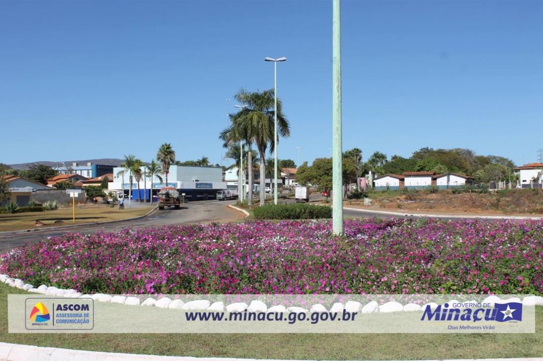 Prefeitura de Minaçu cuida de praças e jardins - Prefeitura de Minaçu